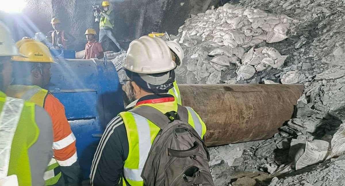 Uttarkashi tunnel collapse: Pipe insertion into tunnel rubble on, new ...