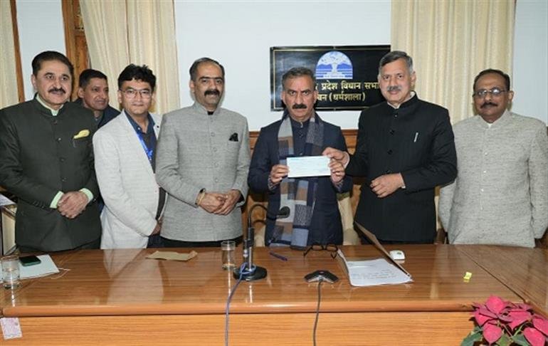 HIMUDA contributes cheque of Rs. 11 Lakh towards Mukhyamantri Sukh ...
