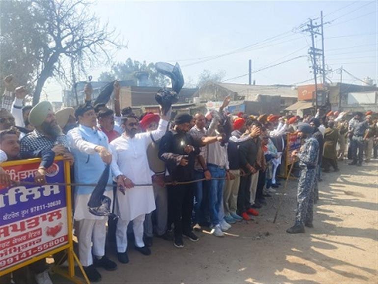 AAP Leaders Show Black Flags to Haryana CM Saini in Amritsar - News On ...