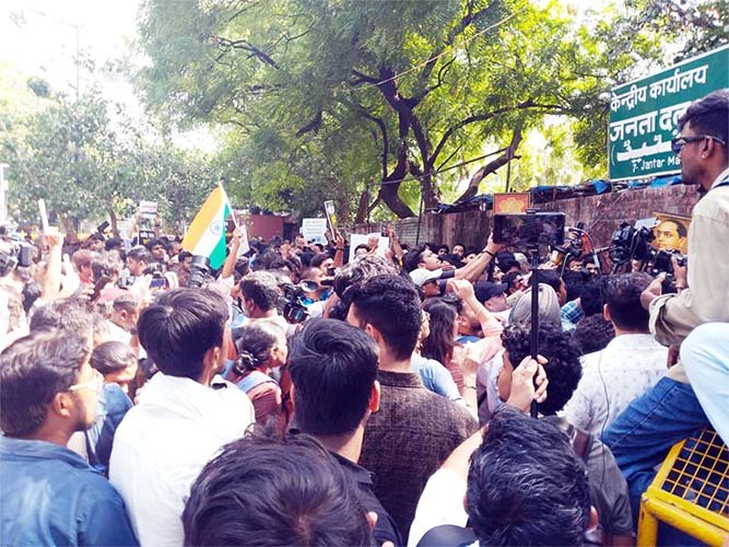 Cockroach Janta Party begins protest at Jantar Mantar, demands ...